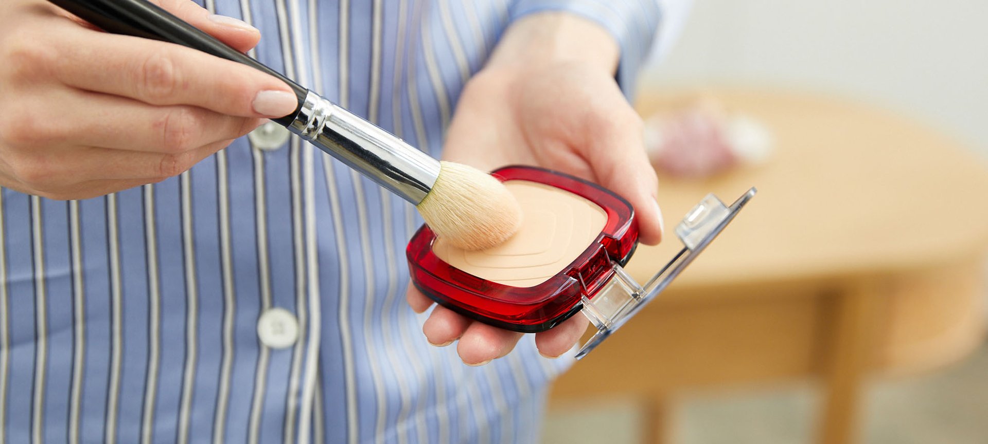 Loose Powder vs. Pressed Powder: How To Use - L’Oréal Paris