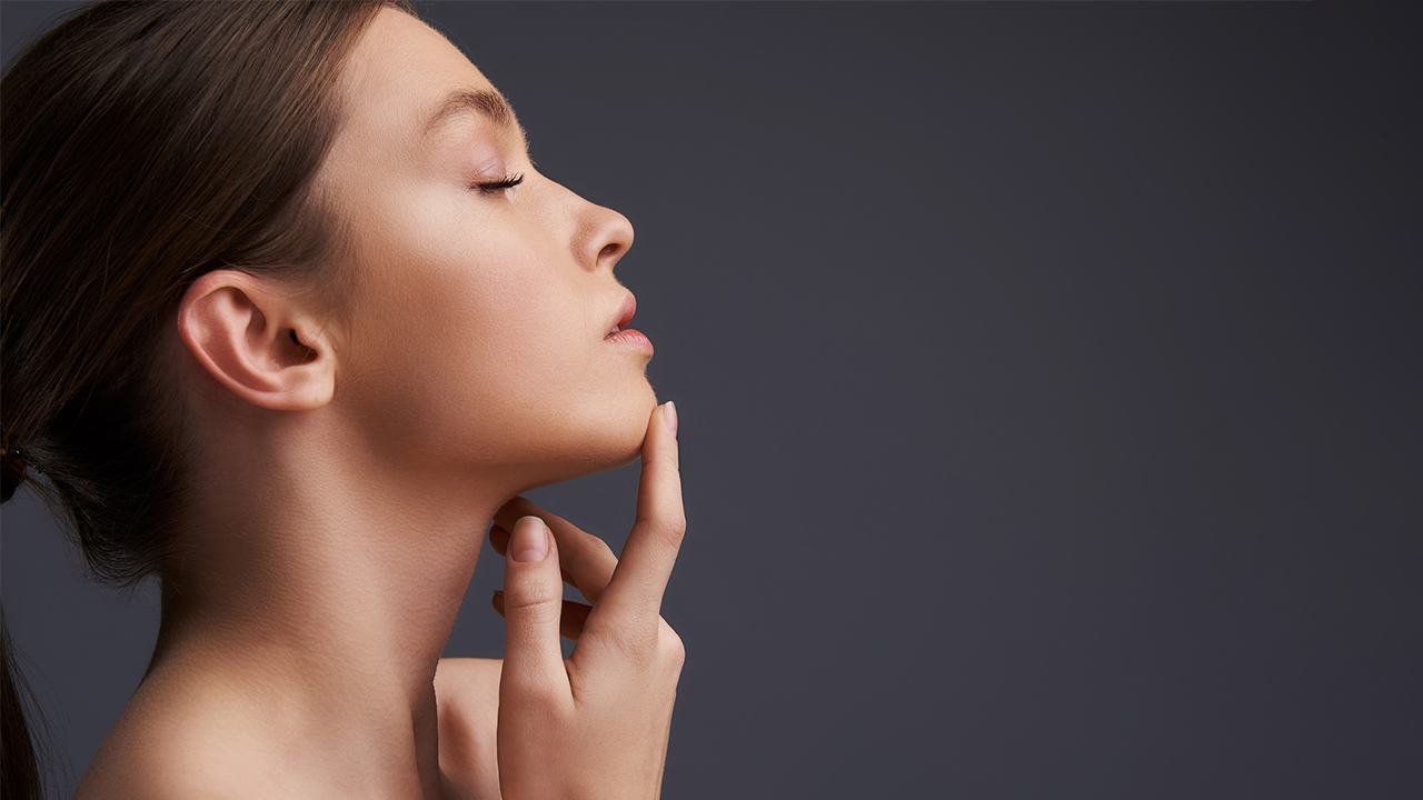 How to Get Rid of Peach Fuzz on Your Face - L’Oréal Paris